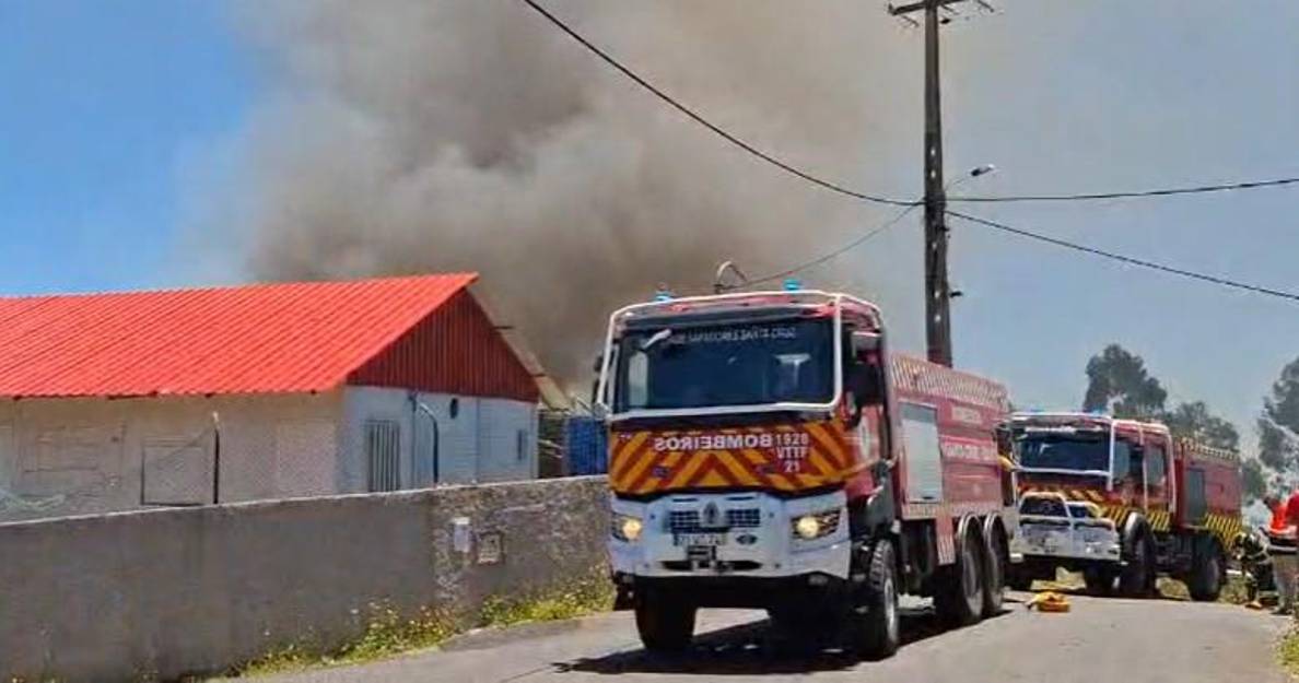 Incêndio em monte de paletes mobiliza bombeiros e helicóptero em Santa ...