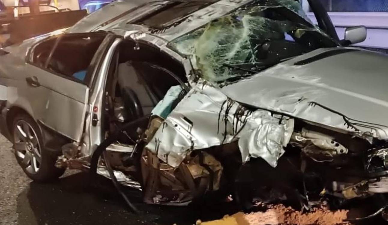 Acidente na via rápida deixa viatura completamente destruída