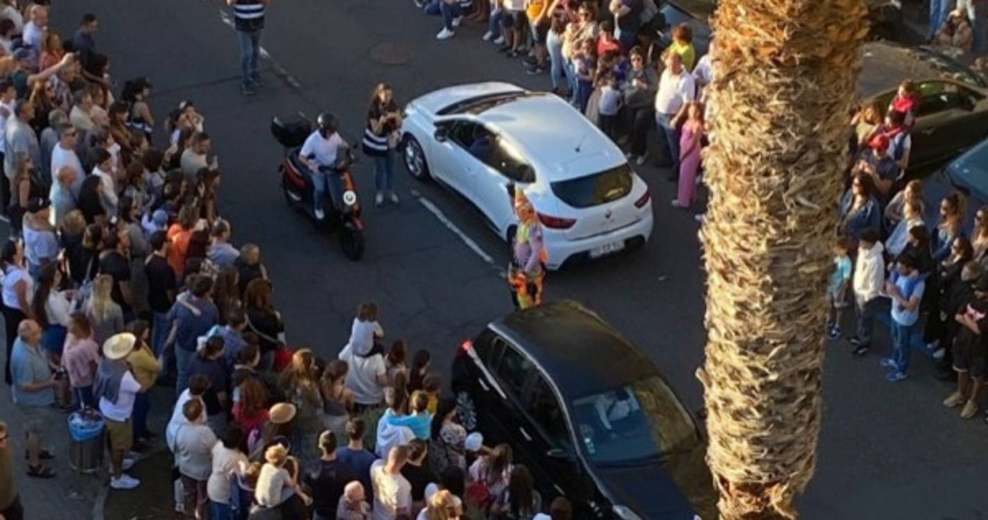 Enchente na Marginal da Calheta para ver Karcocha