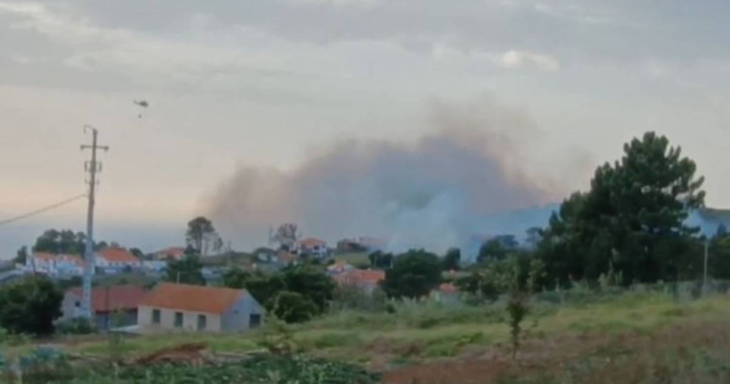 Vídeo mostra helicóptero a combater fogo bem perto de habitações nos ...