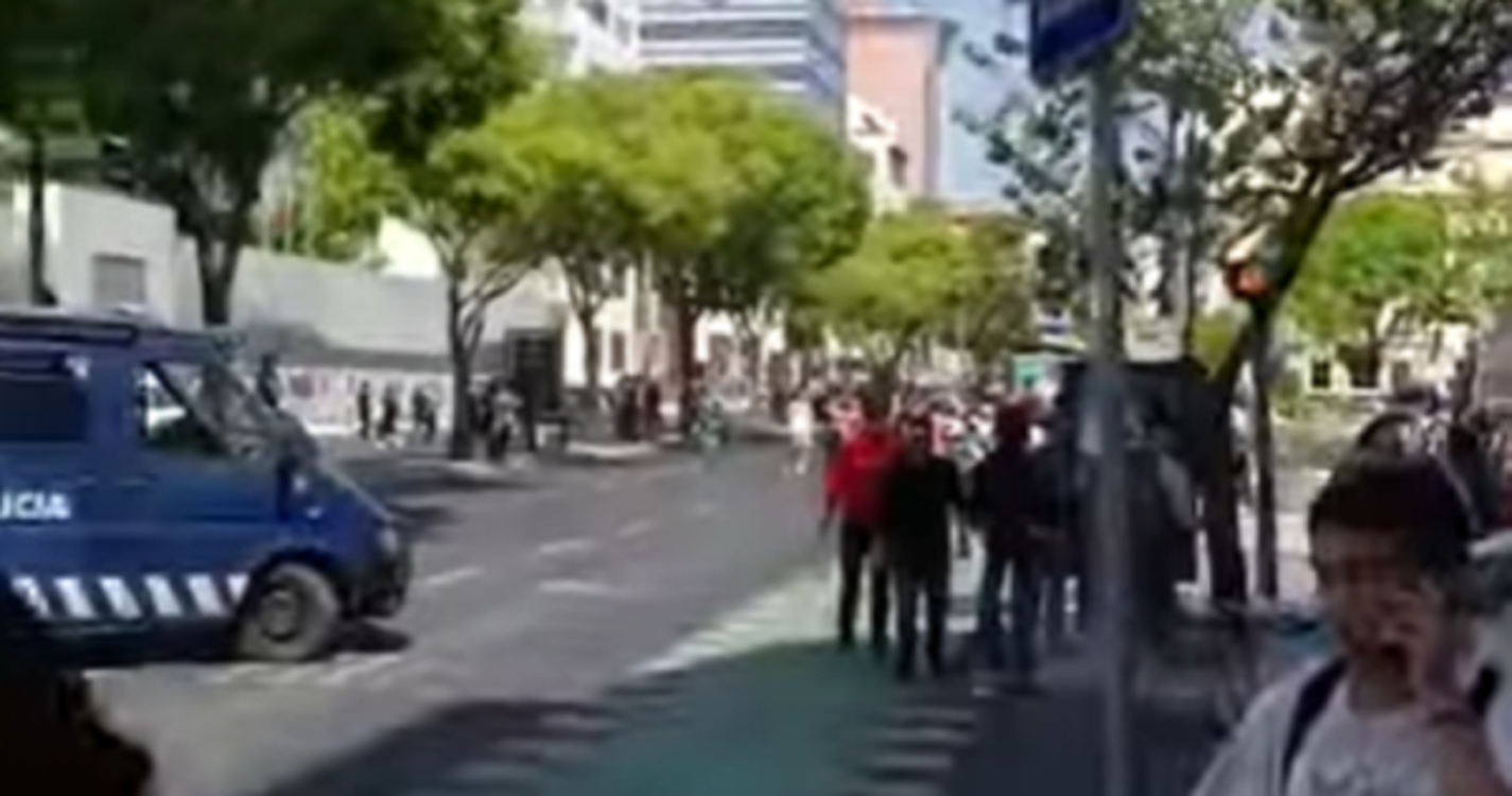 Veja o vídeo da evacuação em curso na Universidade Nova de Lisboa ...