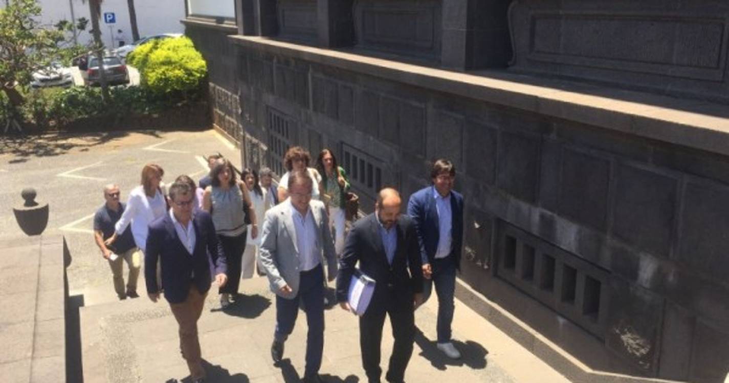 Grupo parlamentar do PS entrega queixa no DIAP no Palácio da Justiça