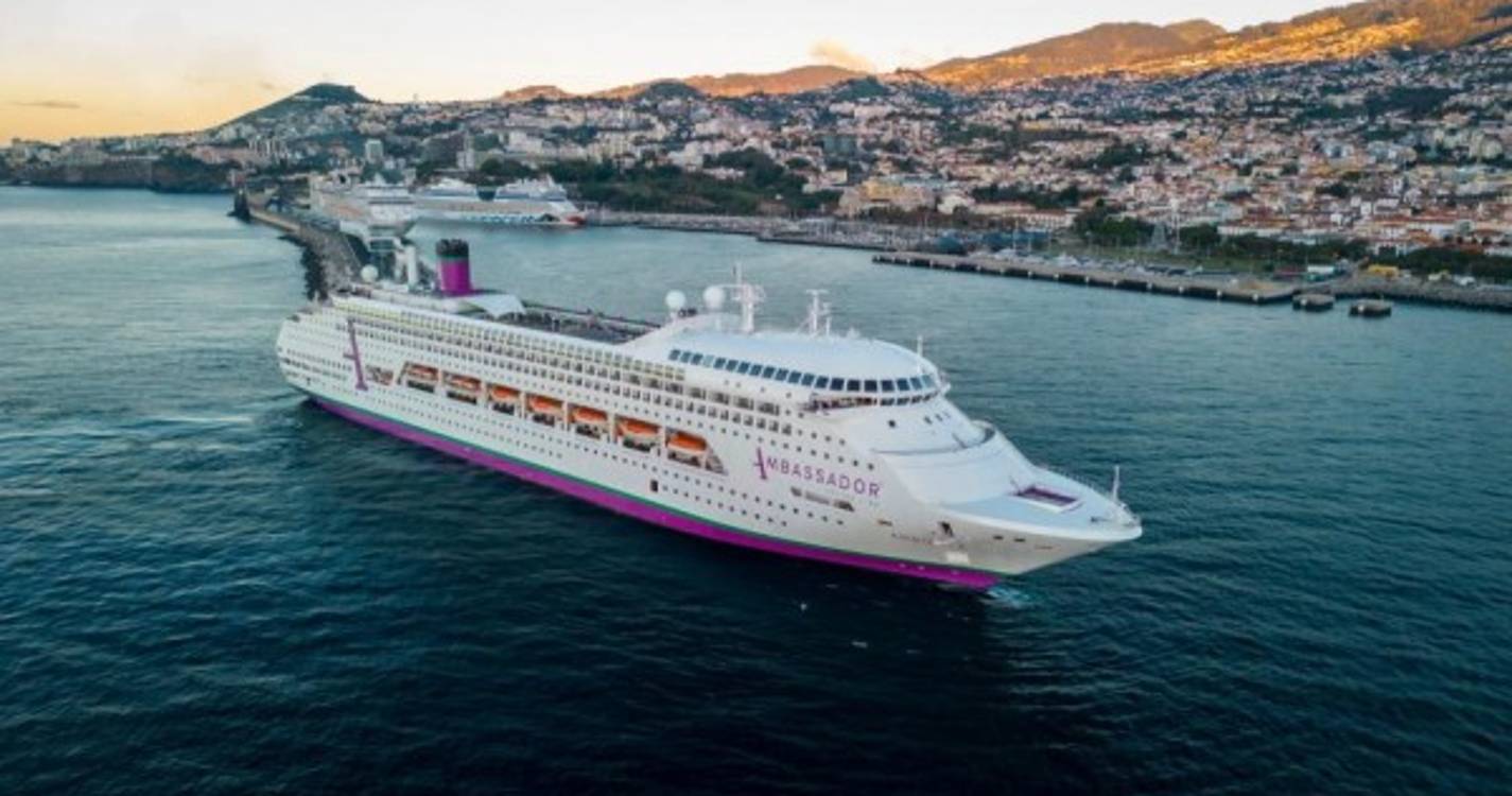 'MS Ambience' chegou esta manhã ao porto do Funchal (com fotos)