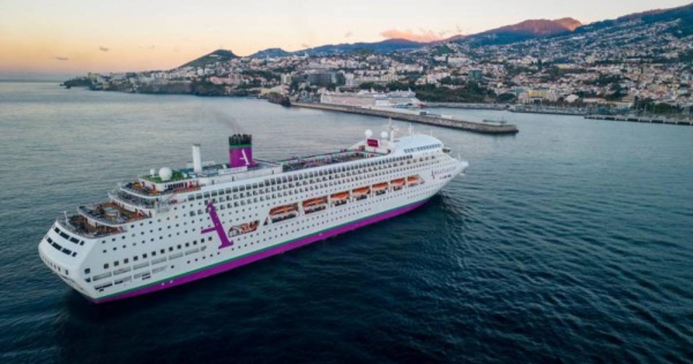 'MS Ambience' chegou esta manhã ao porto do Funchal (com fotos)