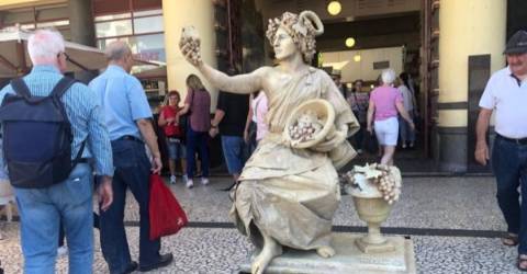 Estátua viva de Baco atrai a atenção de turistas e locais no Mercado ...