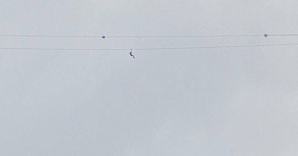 Praticante de zipline fica suspenso entre a Ribeira da Janela e a Fajã ...