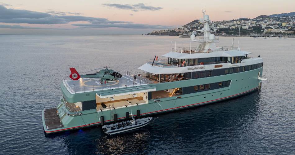 Superiate Anawa realiza embarque inédito com helicóptero na Madeira