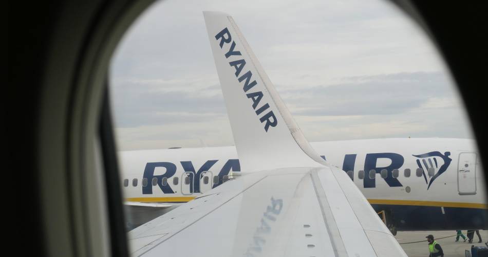Passageiro socorrido após aterragem de voo da Ryanair no Aeroporto da ...