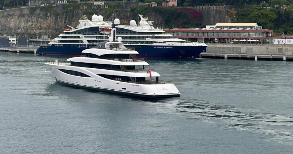 Mega-iate ‘Juice’ chega ao Funchal para uma escala de cinco dias